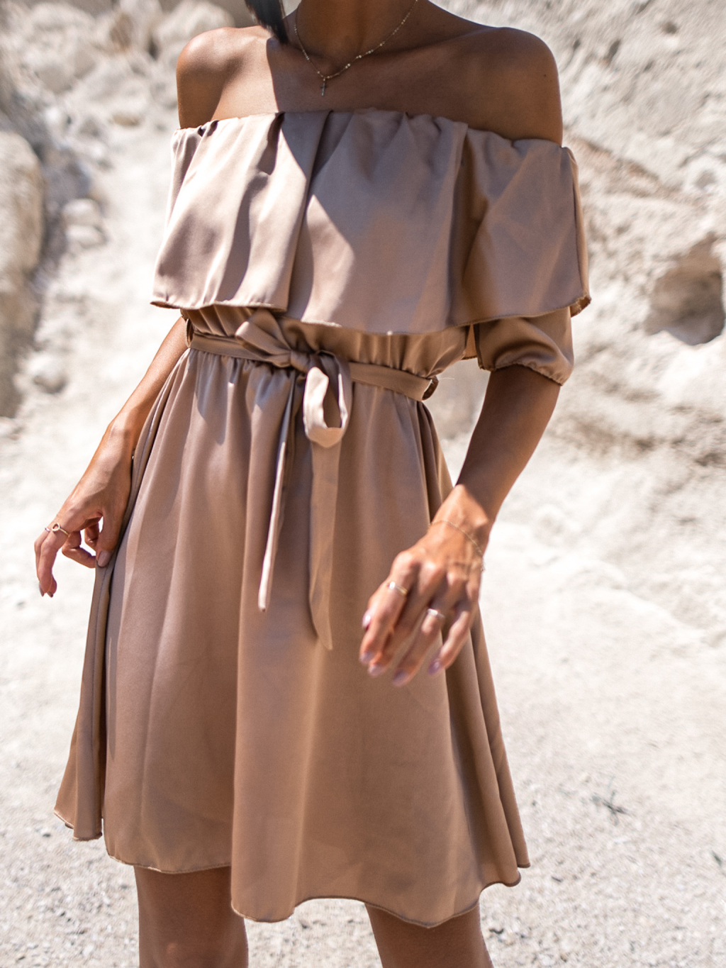 Svetlo hnedé lesklé elegantné šaty PHITTY s volánikmi | Erika Fashion