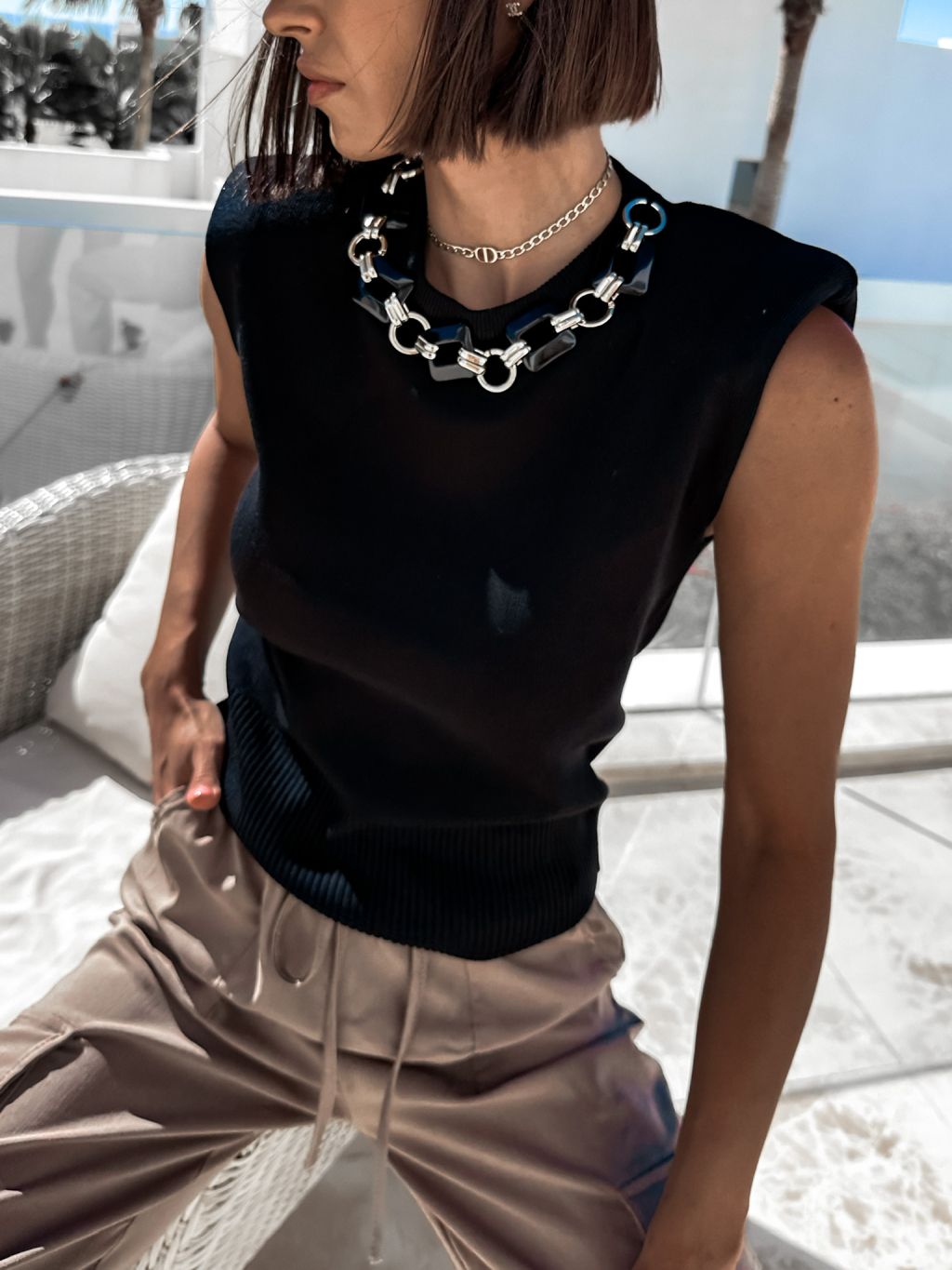 Čierny elegantný top PERCIVAL so zlatým detailom | Erika Fashion