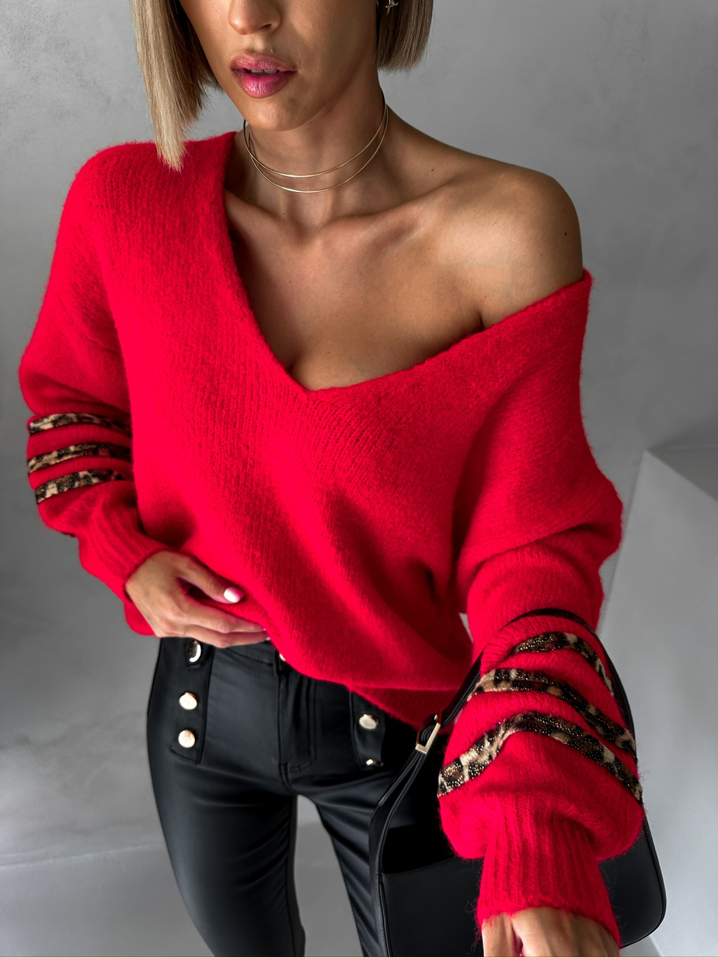 Červený štýlový sveter MARGAD s výstrihom | Erika Fashion