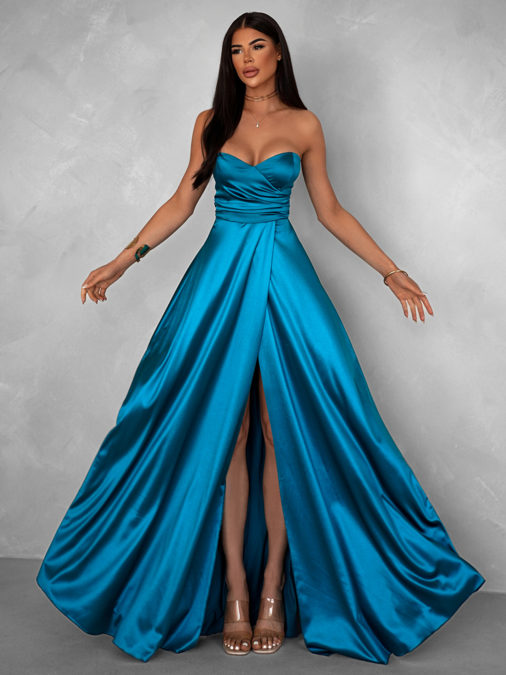 Petrolejové saténové dlhé spoločenské šaty SYCHAEUS bez ramienok ...